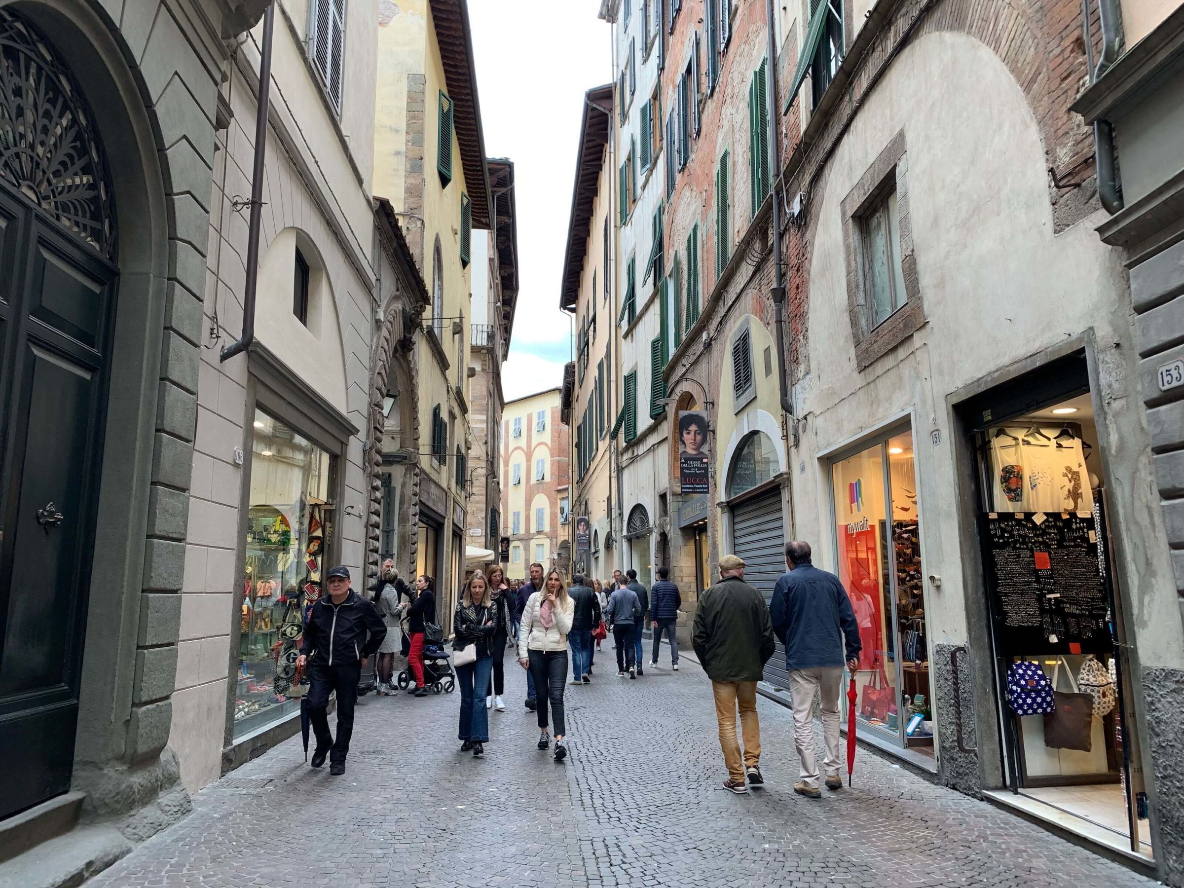 Conheça Lucca - uma das cidades mais lindas da Toscana - Itália!