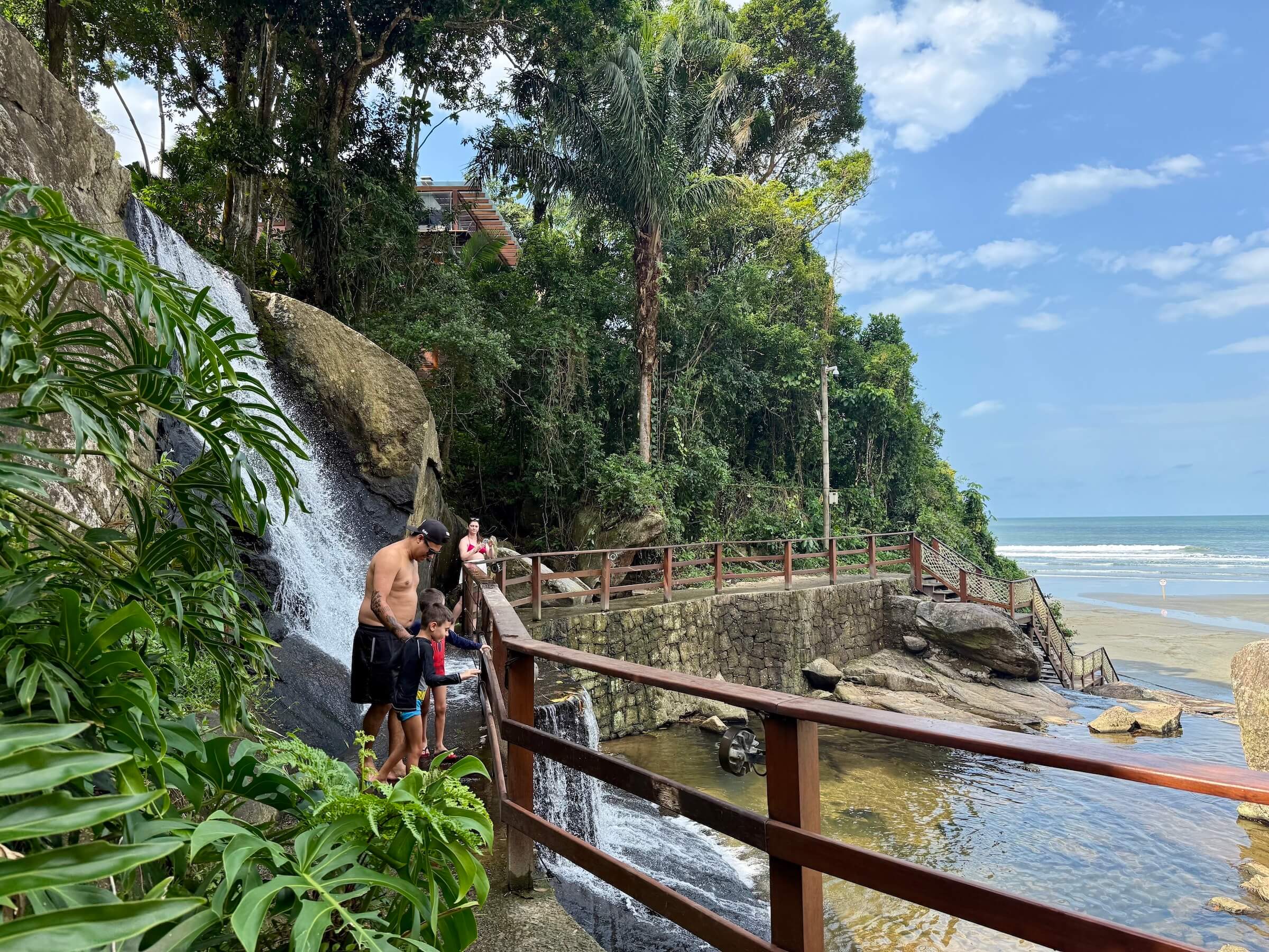 Praia do Iporanga: a praia cachoeira à beira-mar no Guarujá!